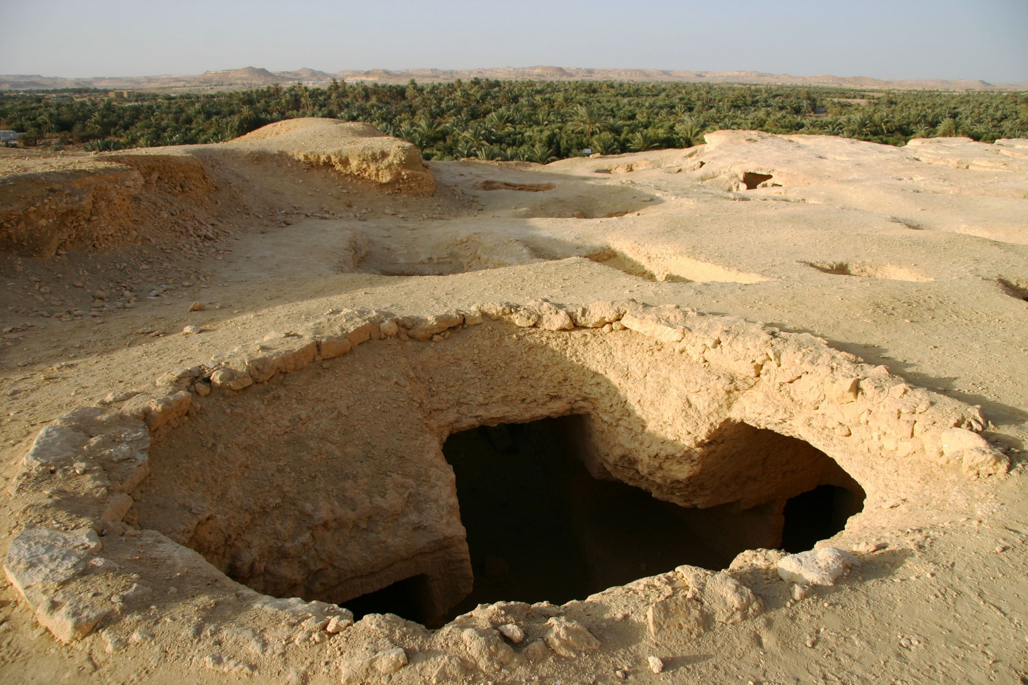 Les tombes du Djebel el-Mawta sont creusées dans la falaise de calcaire ...